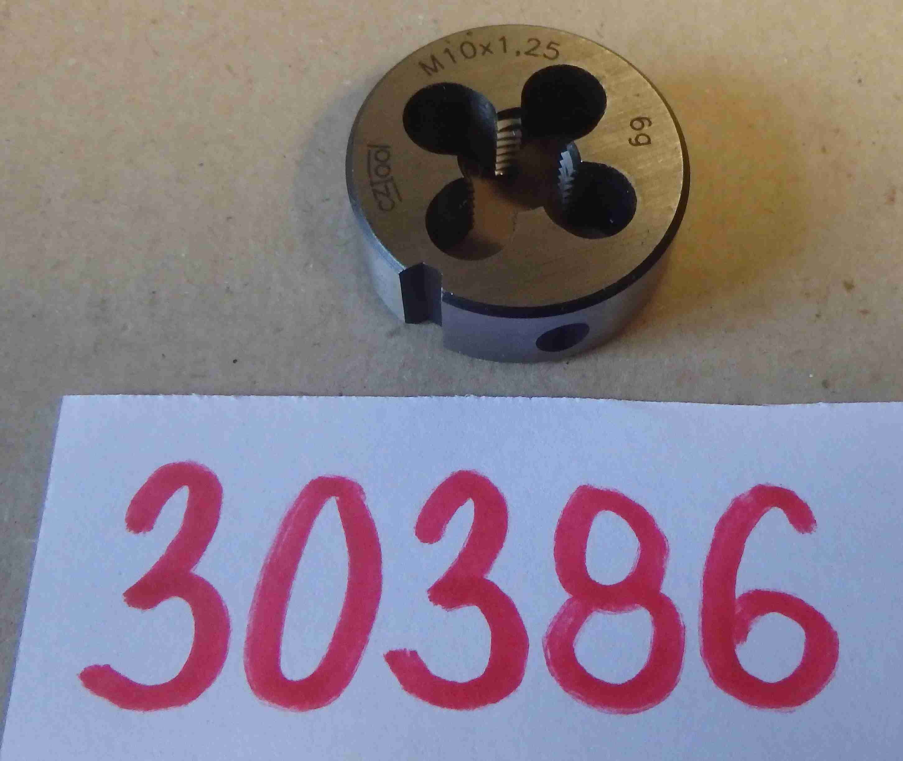 Závitové očko M10x1,25 6g - Nástrojenářadí.cz